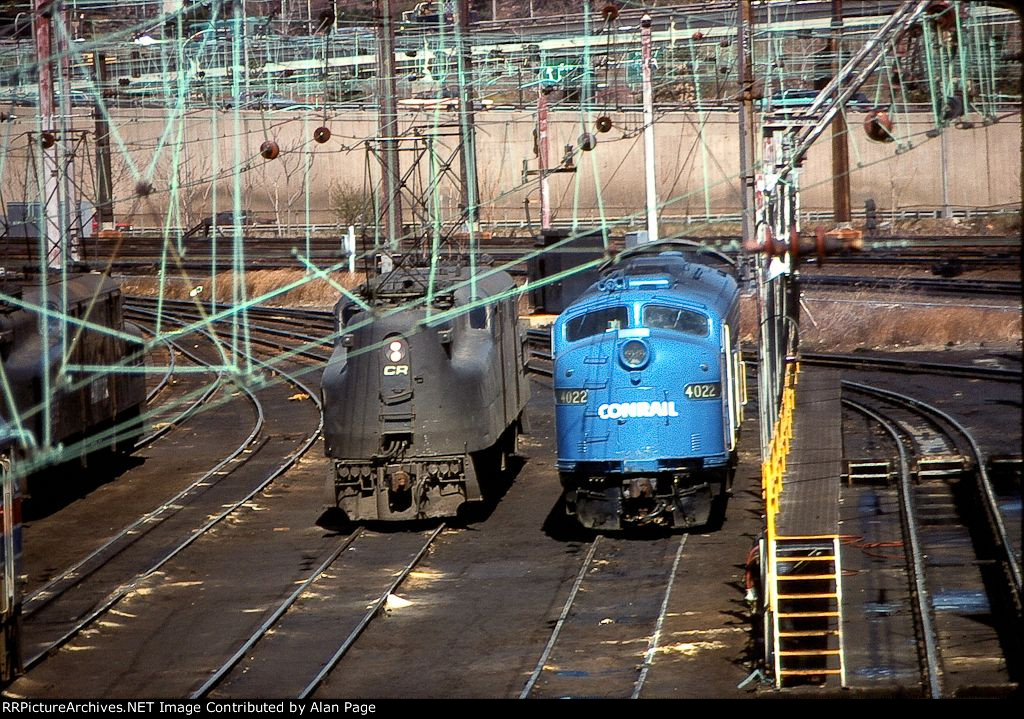 CR GG1 and E-8A 4022